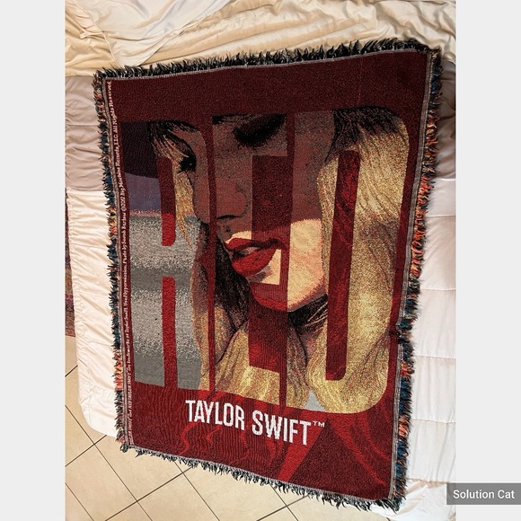 Taylor Swift | Bedding | Snuggle Up In Style With Limited Edition Red ...